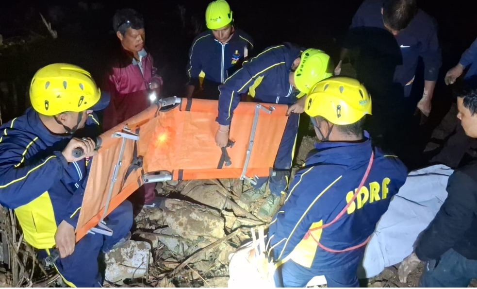 खाई में गिरा युवक, मौत, SDRF ने रेस्क्यू कर निकाला शव, 500 मीटर गहराई में मिला शव - The Pigeon Post